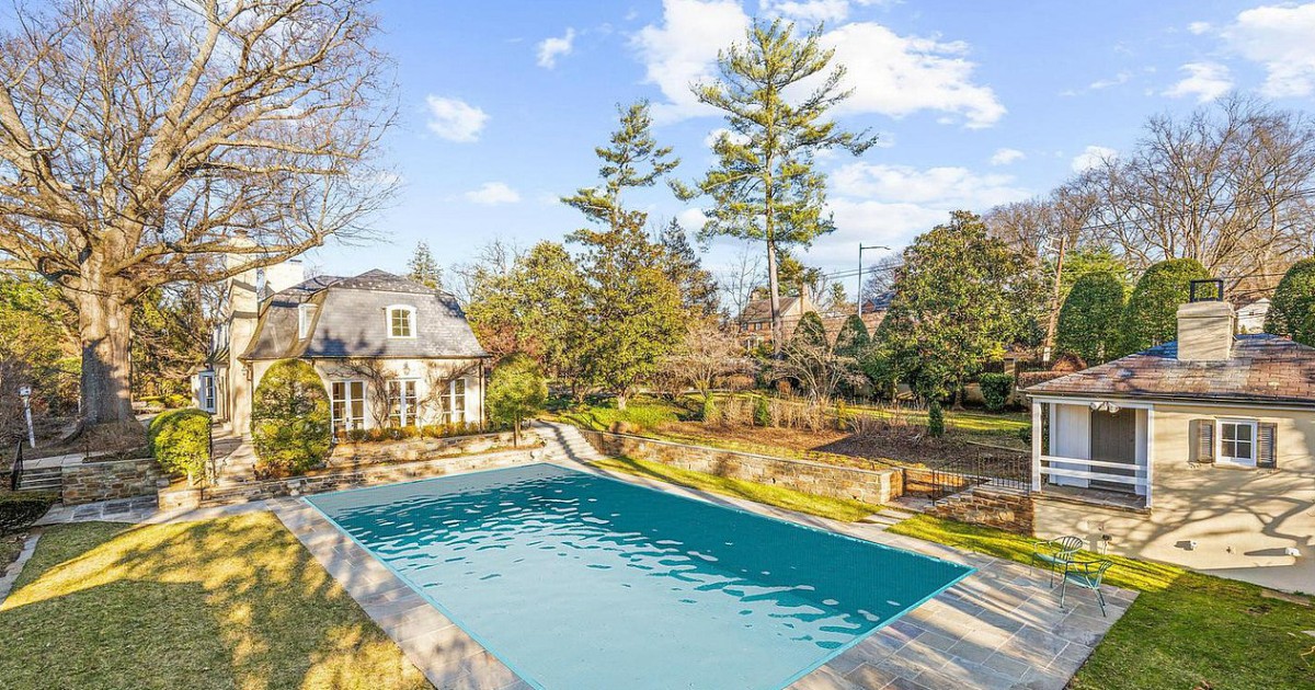 A Look at Diane Feinstein's DC Home