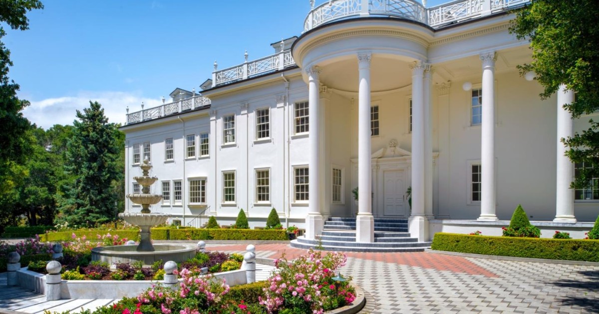 A White House Replica in California Sells For $23 Million